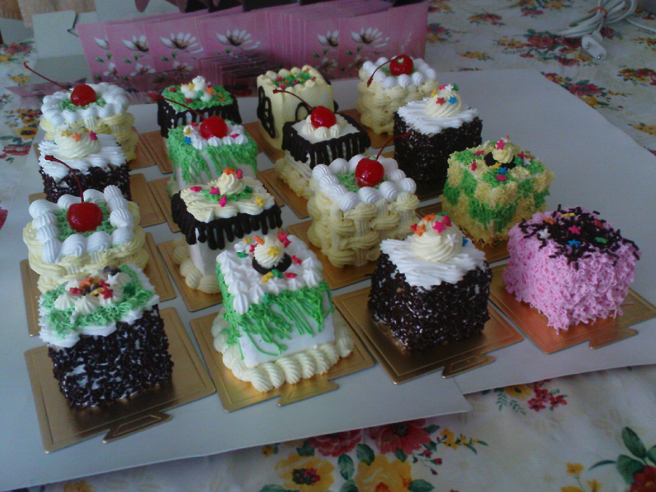 1st times ~16 pcs mini fresh cream cake order